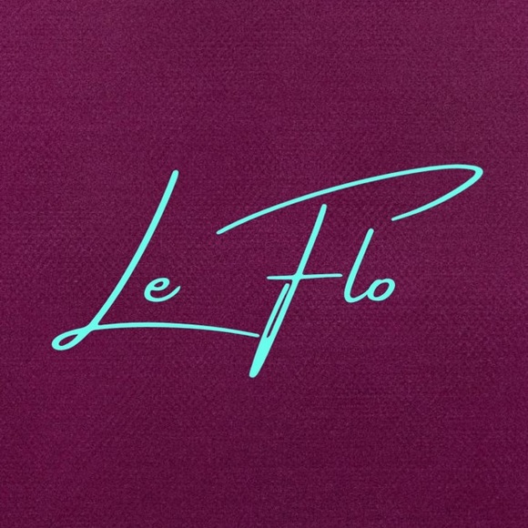 Le flo's Closet (@le_flo) | Poshmark